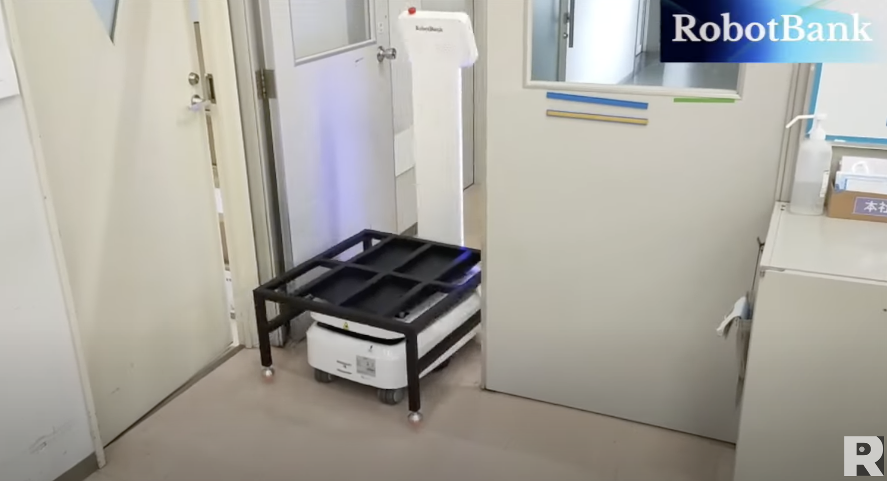 自律走行搬送ロボットAMR150/300-幅の狭いドアや通路の通過 - RobotBank